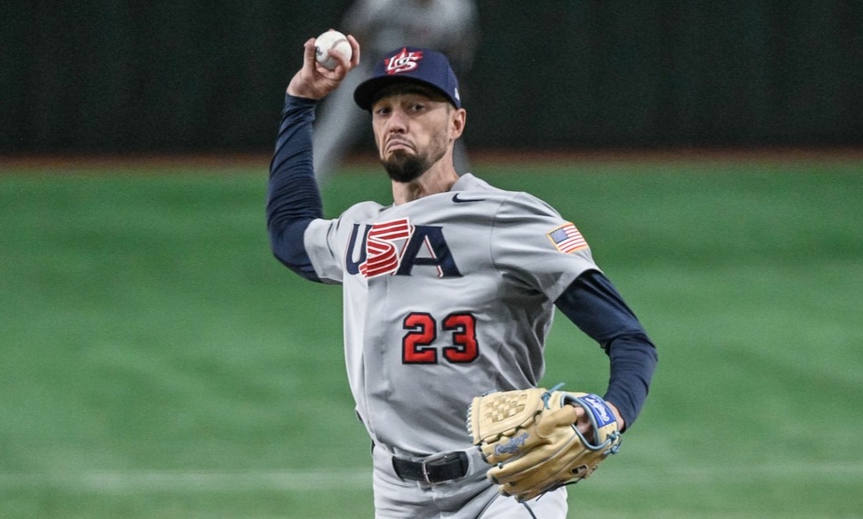 El medallista de bronce del Premier12 WBSC, Casey Lawrence, recibe el ...