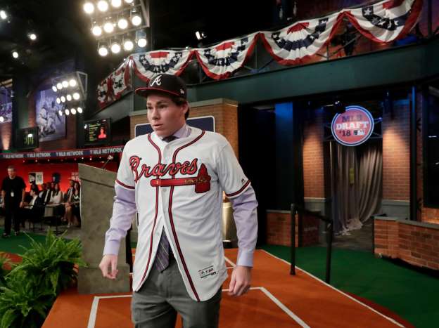 La primera selección de la MLB Carter Stewart firma con los Fukuoka ...